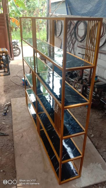 Rak Etalase Gold C0113 Rak Showcase Pajangan Besi Rak Tingkat Emas | Sofaku